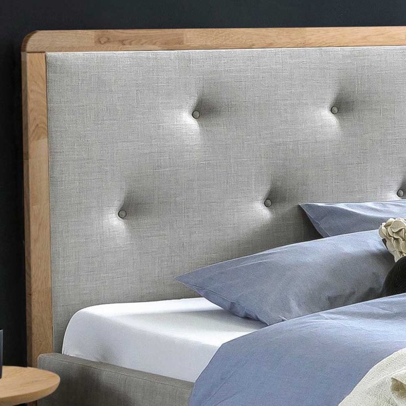 Graues Polsterbett mit Holzelementen in Eiche Bianco - Dravin