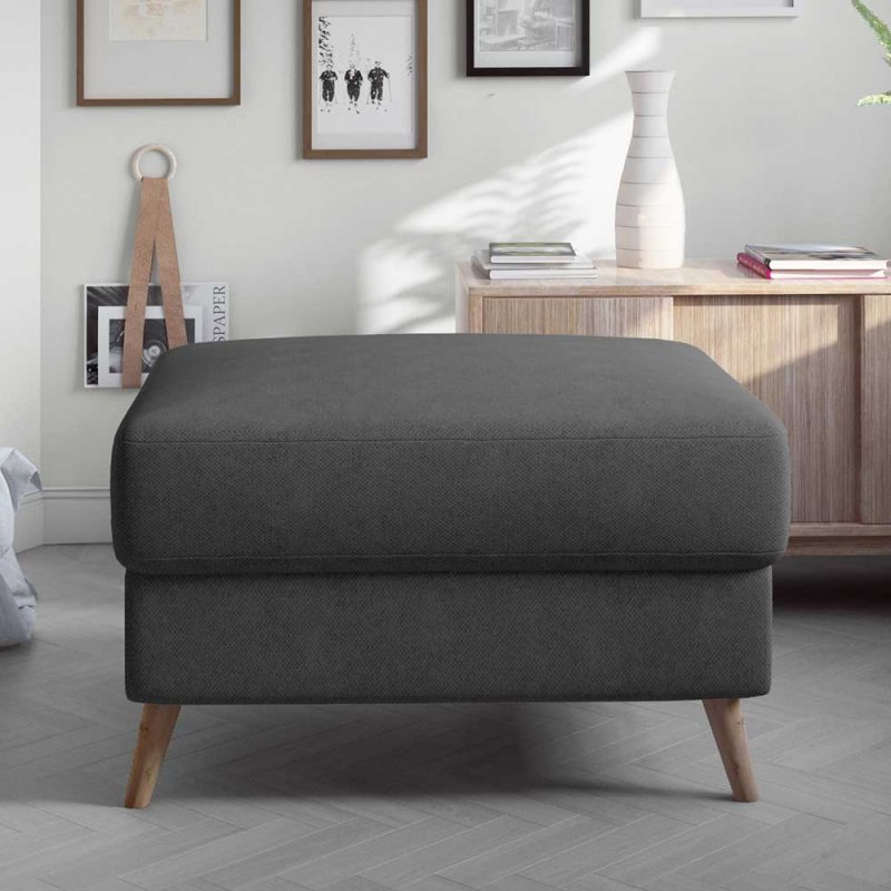 Sitzhocker in quadratischer Form aus grauem Velours mit Holzfüßen - Chilene