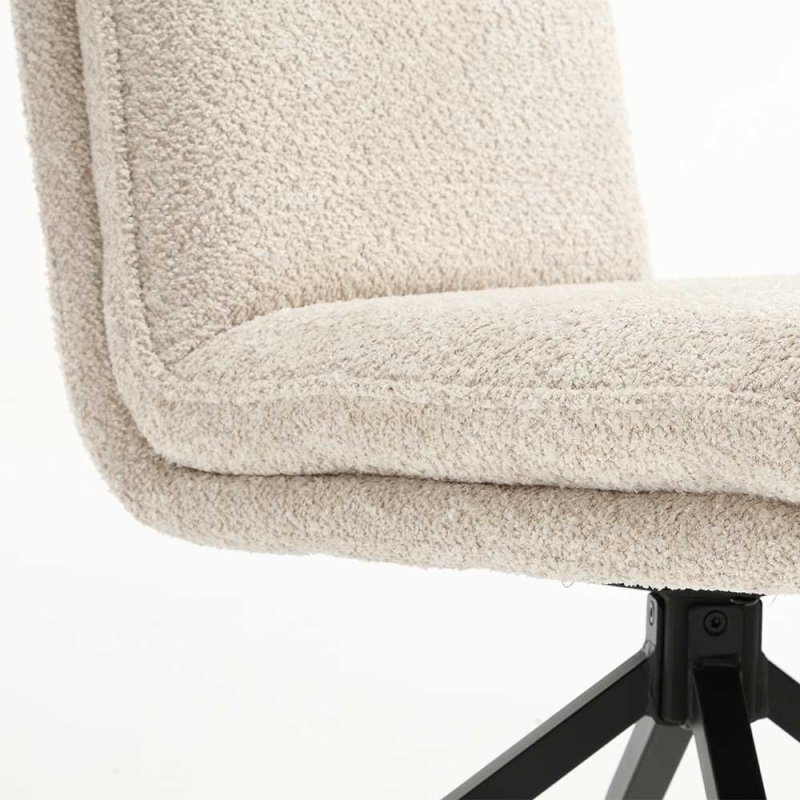 Boucle Drehstuhl in Creme mit schwarzem Metallgestell - Rocono